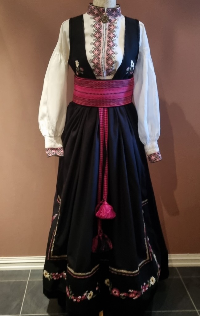 Beltestakk Telemark Markblomst rosa | Tonesbunadstue.no. Alt til bunad