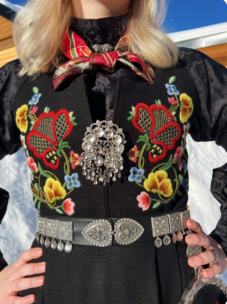 Silkeskjerf Tyrihans Eufemia 44 | Tonesbunadstue.no. Alt til bunad