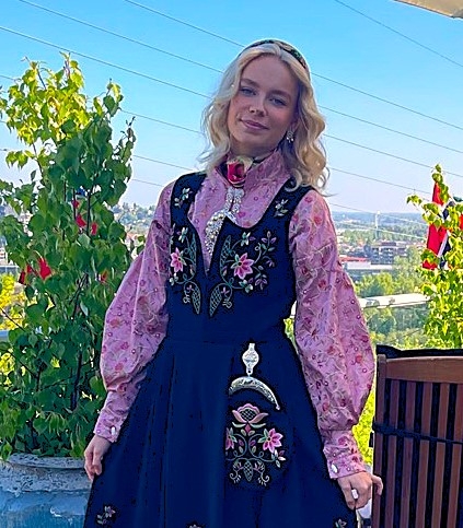 Bunadskjorte, silke Tyrihans Piz Sion, Rosa | Tonesbunadstue.no. Alt ...