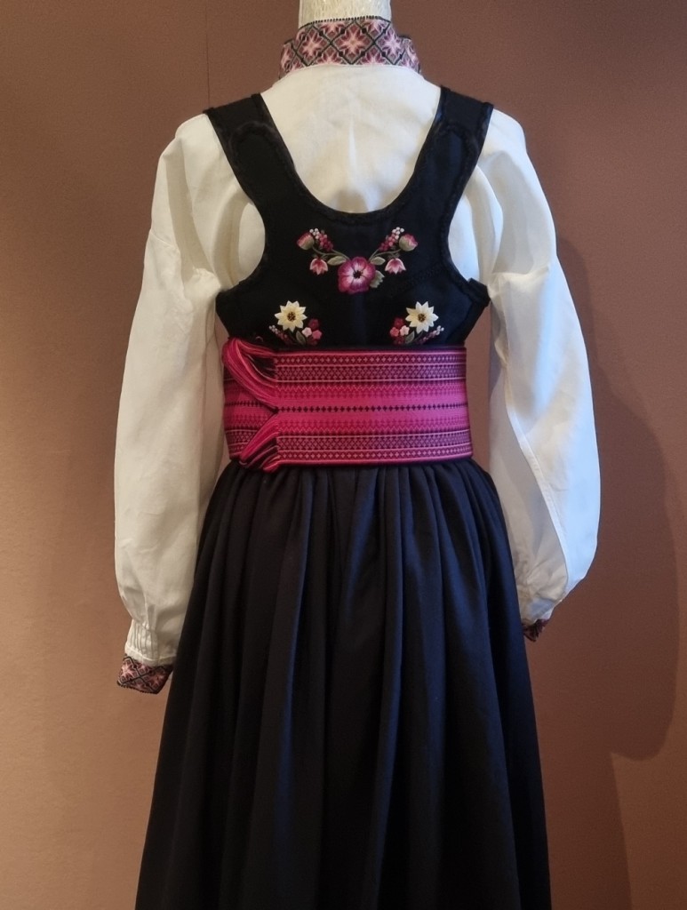 Beltestakk Telemark Markblomst rosa | Tonesbunadstue.no. Alt til bunad