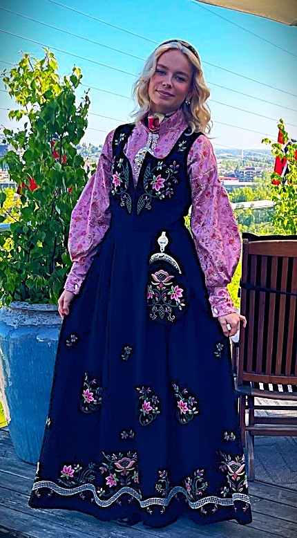 Bunadskjorte, silke Tyrihans Piz Sion, Rosa | Tonesbunadstue.no. Alt ...