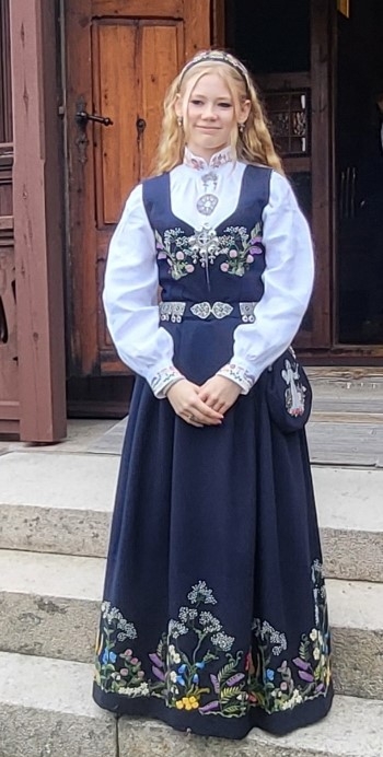 Oslo bunad Mørk blå | Tonesbunadstue.no. Alt til bunad