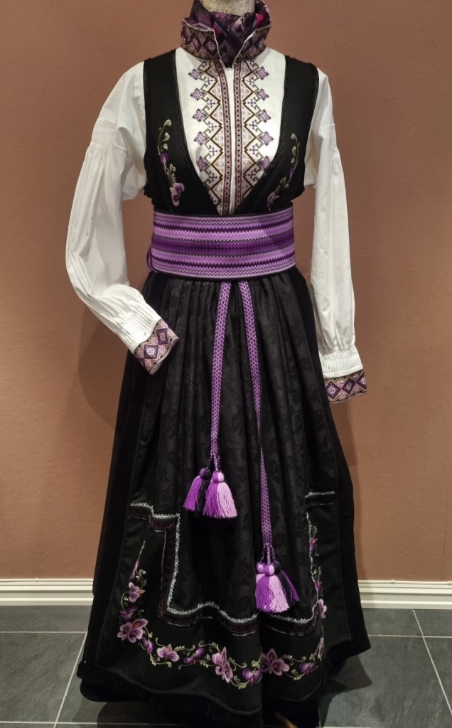 Beltestakk Telemark Lilla | Tonesbunadstue.no. Alt til bunad