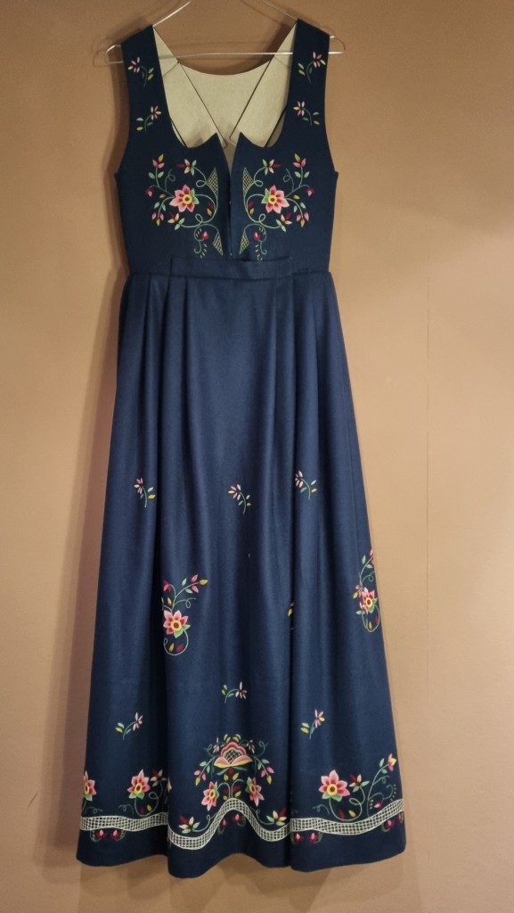 Lundeby bunad Blå med skjorte, veske og hårbøyle | Tonesbunadstue.no ...