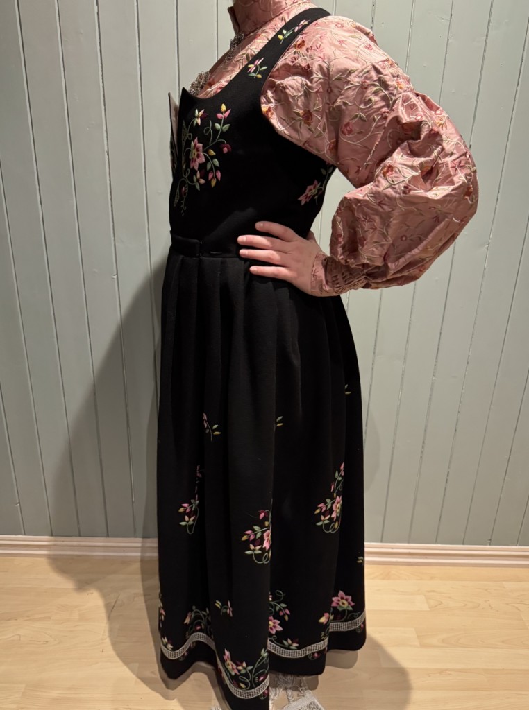 Bunadskjorte, silke Tyrihans Piz Sion, Rosa | Tonesbunadstue.no. Alt ...