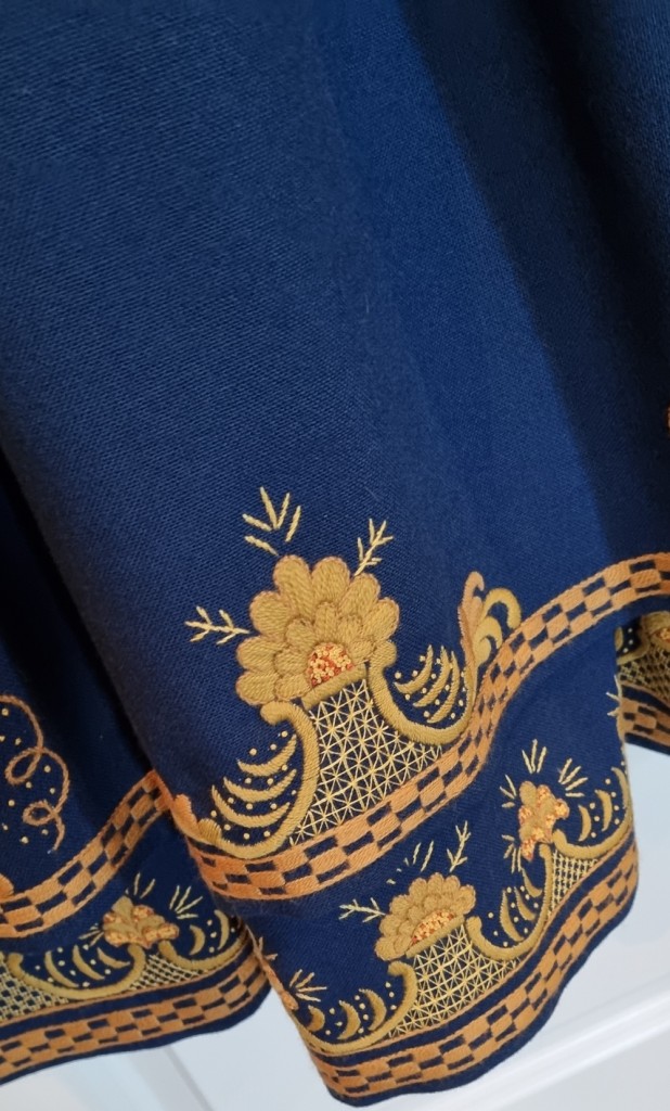 Romerike Bunad L 40, Rød | Tonesbunadstue.no. Alt til bunad