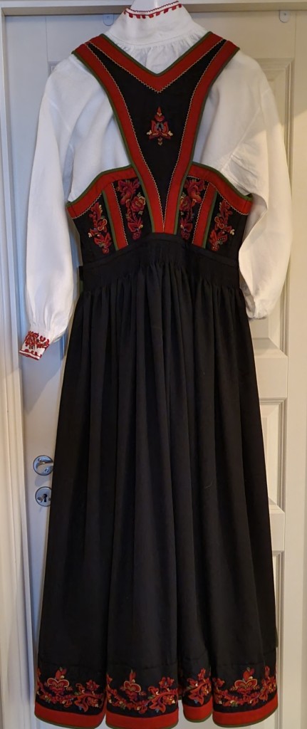 Vest Telemarks bunad | Tonesbunadstue.no. Alt til bunad