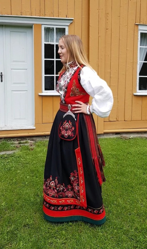 Øst-Telemark bunad. | Tonesbunadstue.no. Alt til bunad